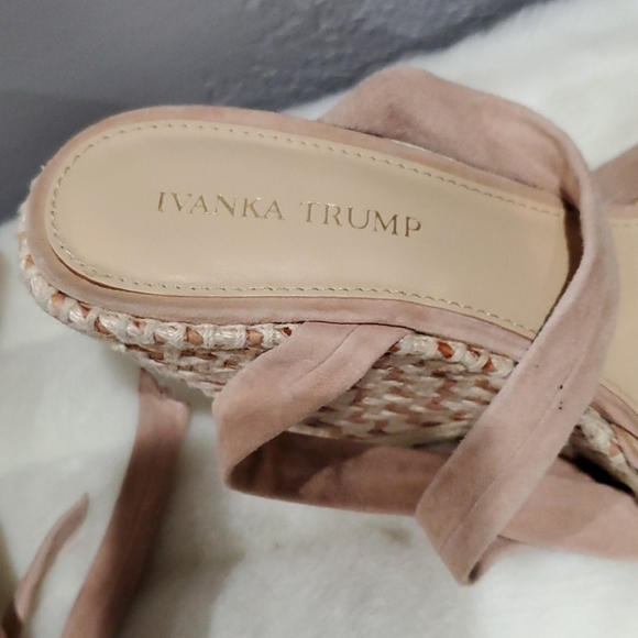 Ivanka Trump sz91/2 Winikka wedge sandals - nsdconsult.ae